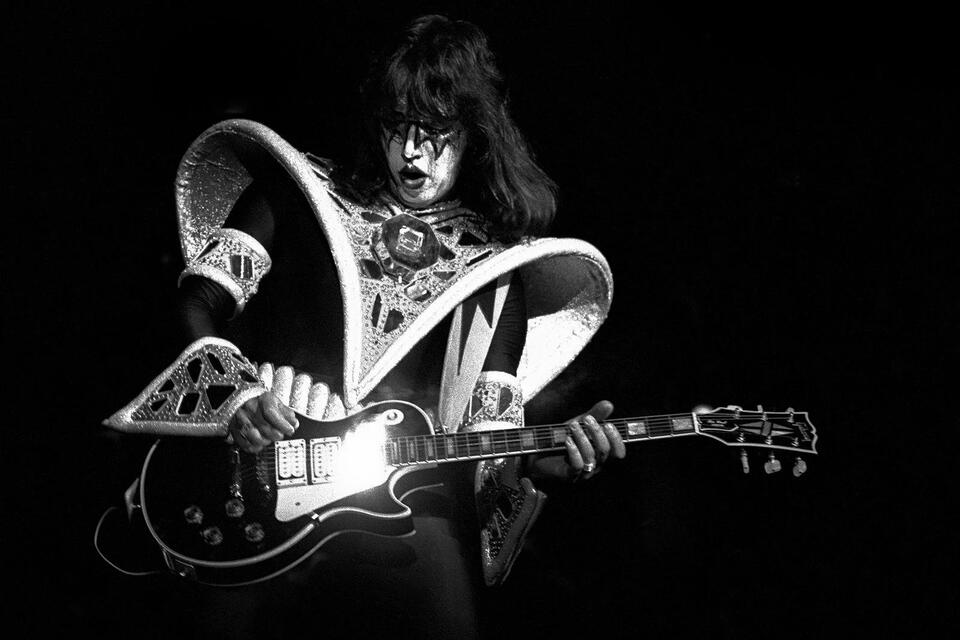 Rockers React to Frehley's Death - NewsBreak