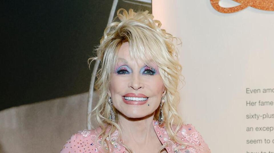 Dolly Parton Insider Gives Update on 79-Year-Old’s Health Battle ...