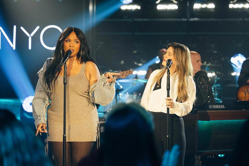 Lizzo and Kelly Clarkson Show Off Weight Loss Results During Powerhouse ...