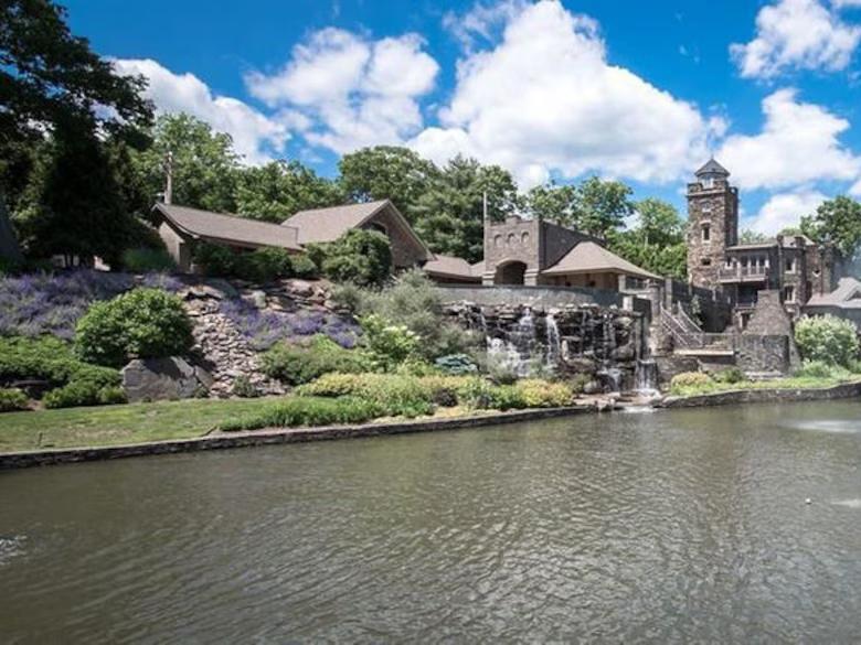 Derek Jeter finally sells Upstate NY castle after reducing price