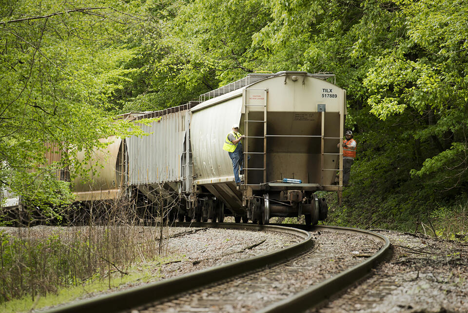 FRA issues safety alerts to warn railroads about grade crossing ...