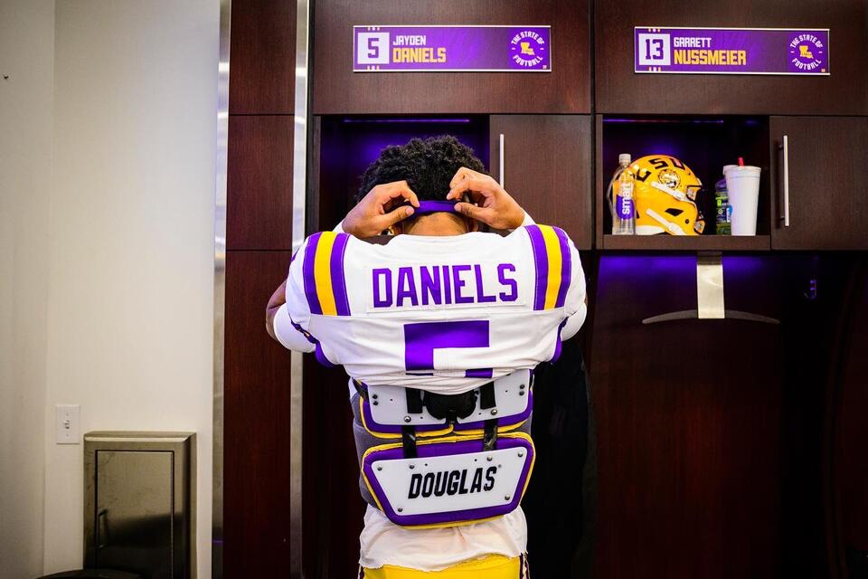 WATCH: LSU quarterback Jayden Daniels receives special honor from his alma mater - NewsBreak
