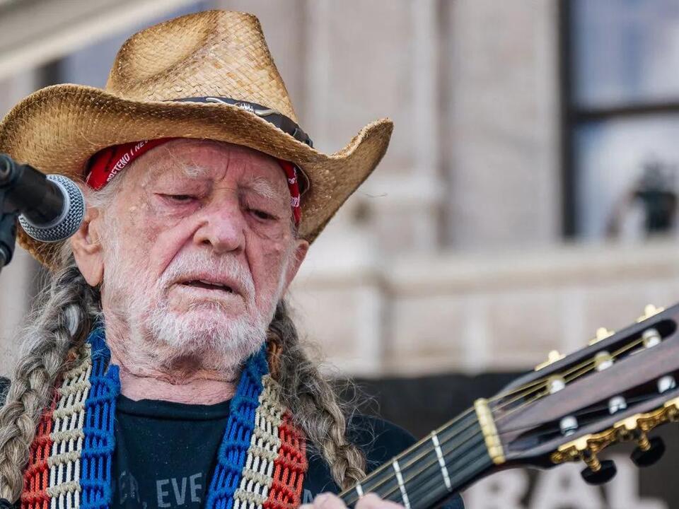 Willie Nelson Makes Triumphant Return in First Performance Back From ...