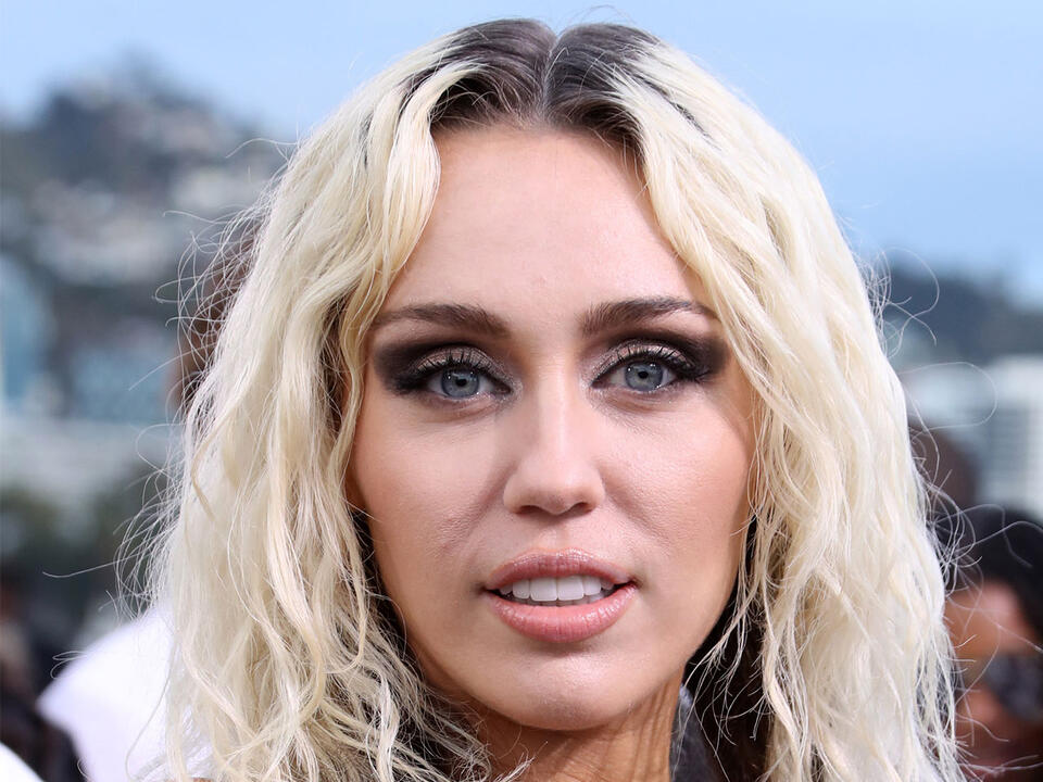Miley Cyrus Gives A Powerful Live Performance Of 'Flowers' For Her ...
