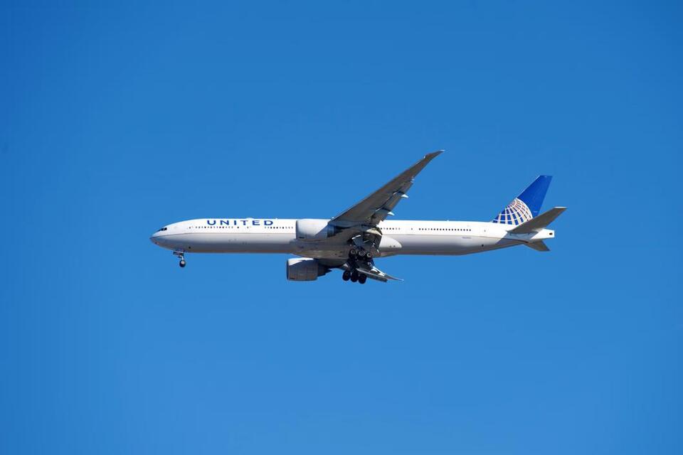 New recording reveals dramatic moment United flight with 200 people on ...