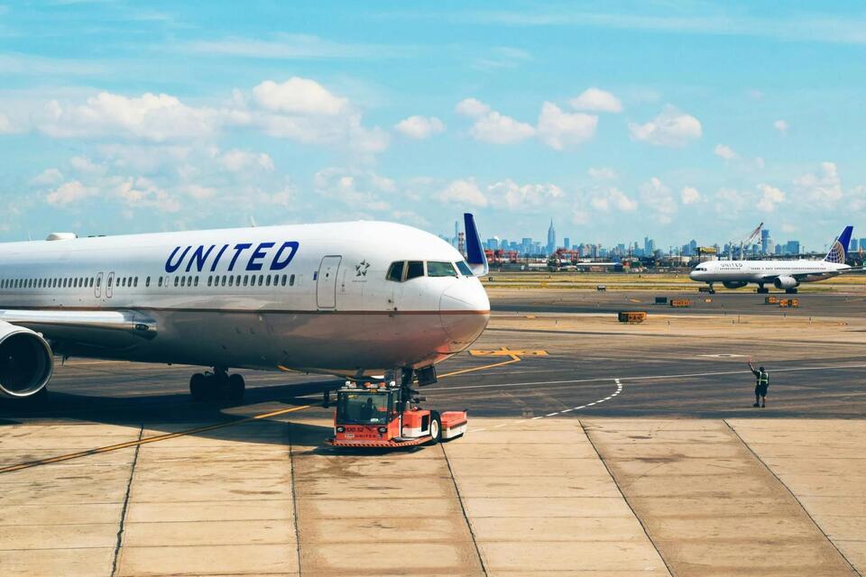 United Airlines flight forced to turn around due to ominous bluetooth ...