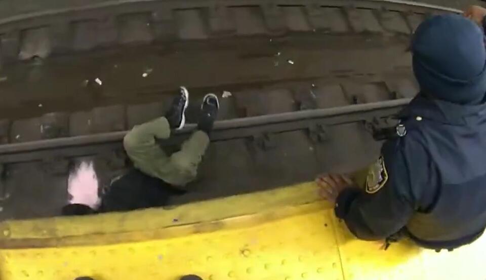 VIDEO: NYPD officers rescue man who fell on subway tracks in Bronx in less than a minute - NewsBreak