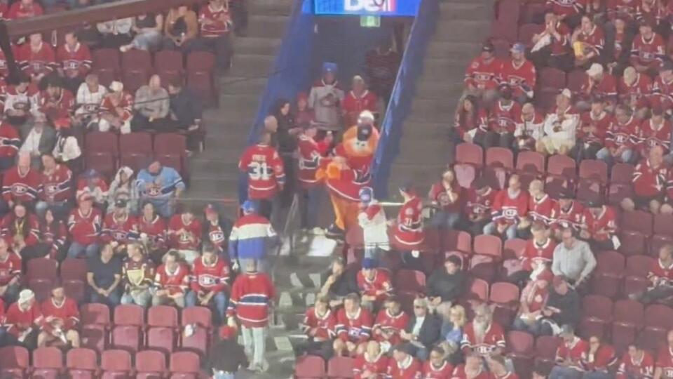 Canadiens mascot Youppi turns heads with gesture targeting fans while ...