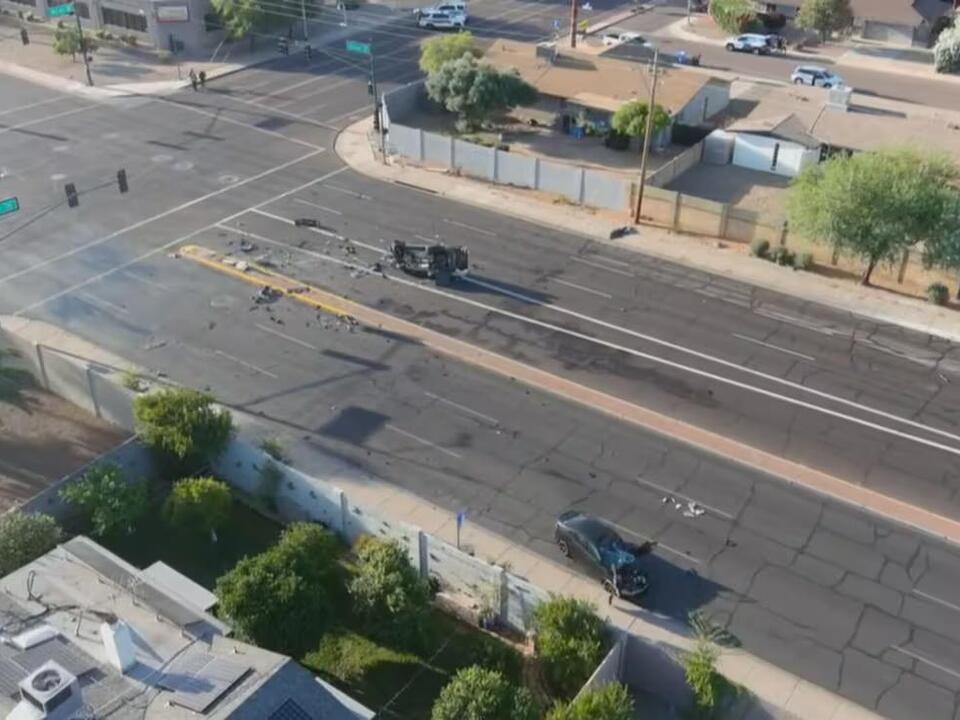 Man dies after not stopping a red light, causing crash at Phoenix ...