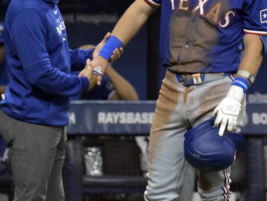 Rangers 3B Josh Jung fractures right wrist