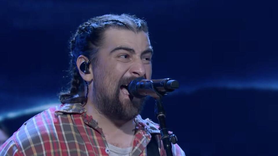 Noah Kahan Brings Emotional, Rousing Balladry to SNL: Watch - NewsBreak