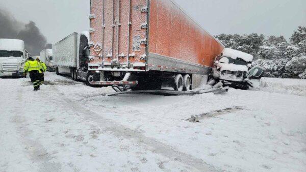 Three dead in multi-vehicle crash on I-40 in Arizona - NewsBreak