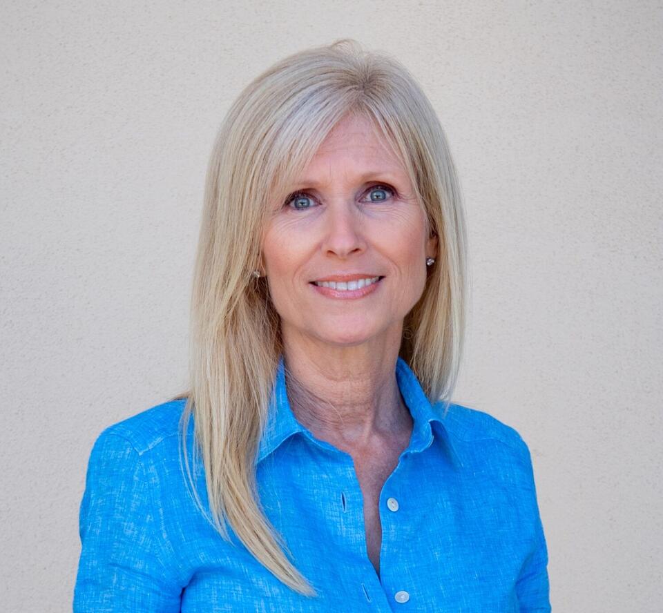 Laura Freedman receives Person of Valor Award - NewsBreak