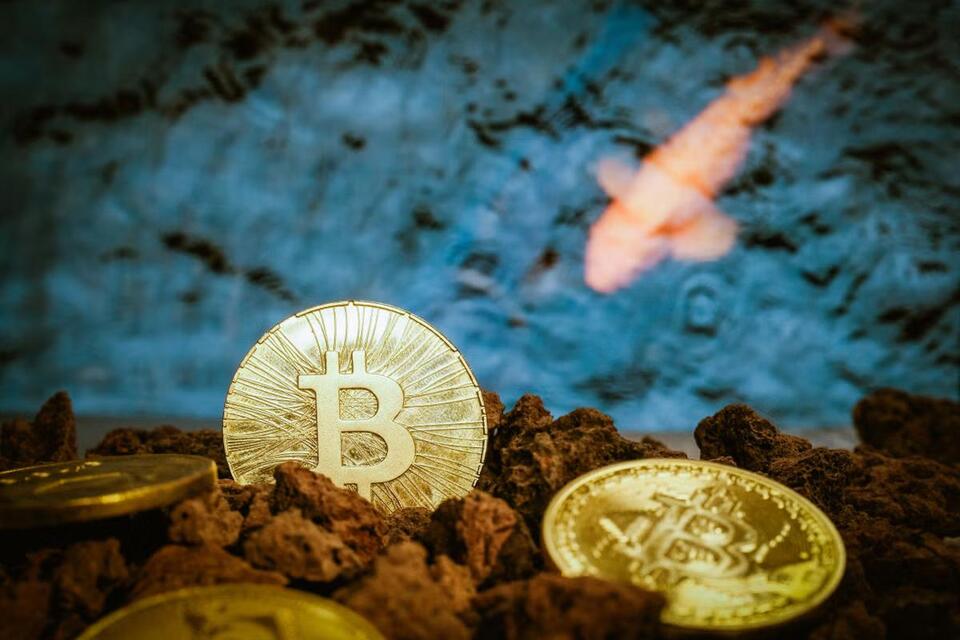 Bitcoin price in freefall, weeks after hitting all-time high - NewsBreak