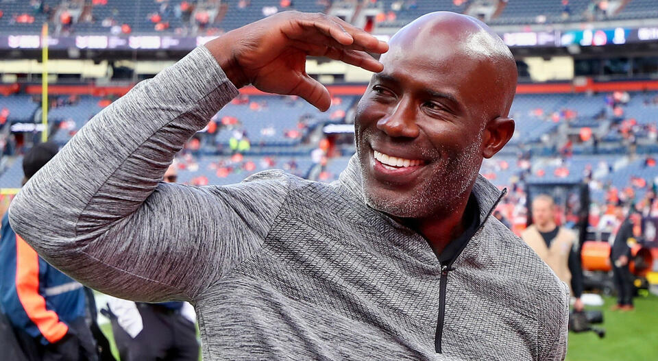 NFL Hall Of Famer Terrell Davis Escorted Off Plane By FBI In Handcuffs ...
