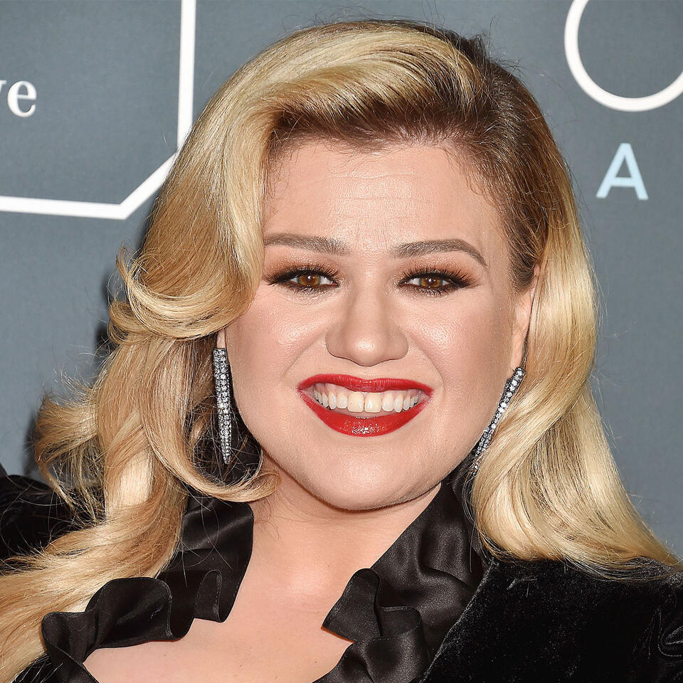 Kelly Clarkson's 'Powerful' Performance Of 'O Holy Night' Brings Her ...