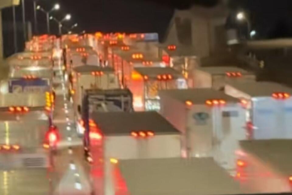 Semi Trucks Stuck in Traffic Jam Near Waco Texas - NewsBreak