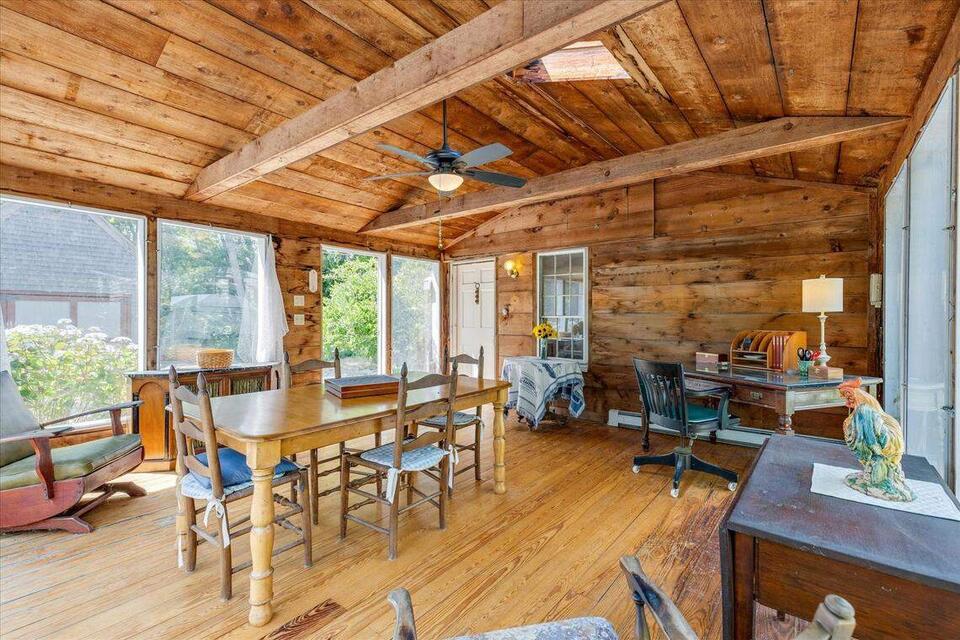 The Forgotten Ceiling Fan Setting That Makes Your Whole House Feel 4 ...