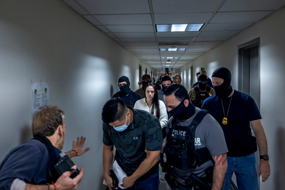 ICE Agent Suspended After Viral Video Showed Him Shoving a Detainee’s ...