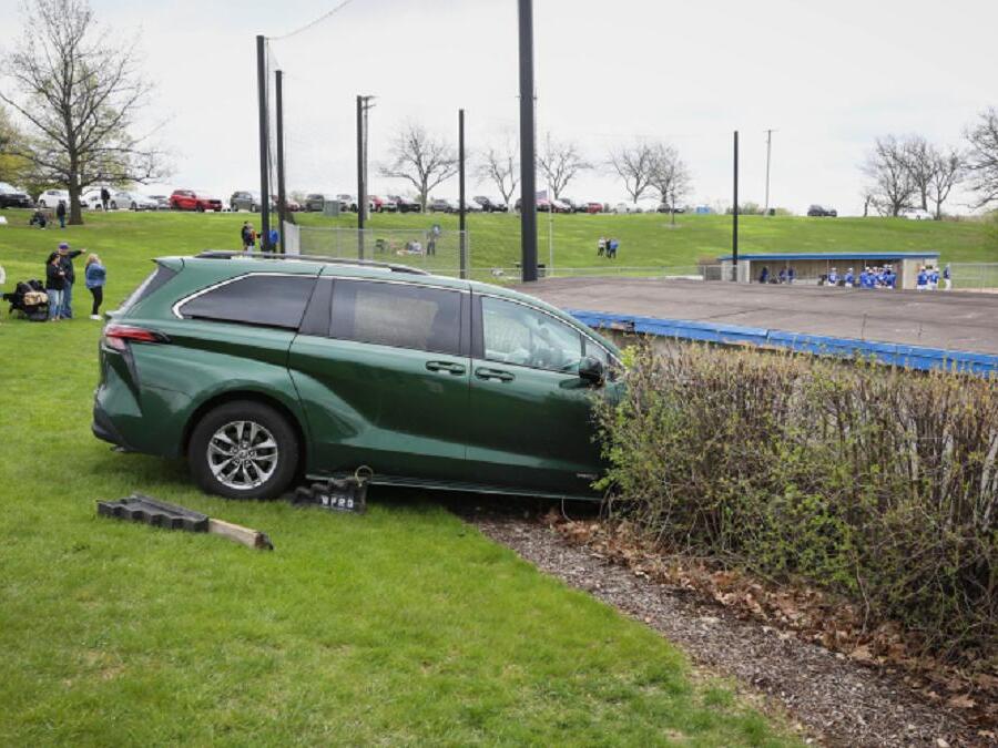 Minivan crashes into dugout at Woodstock baseball field after children ...