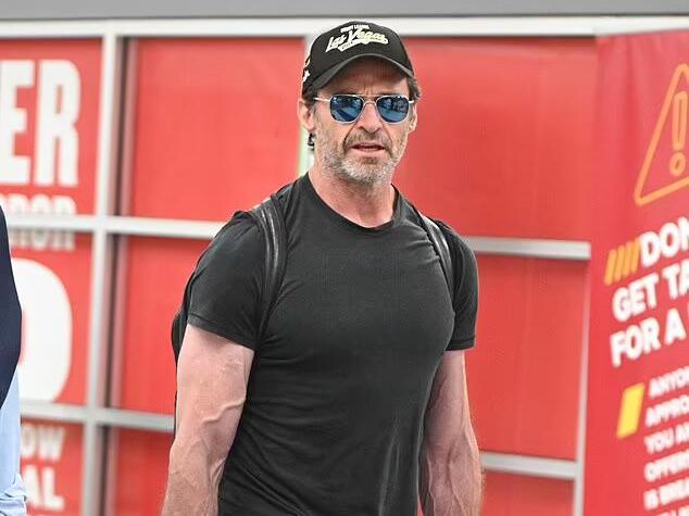Hugh Jackman shows off his lean and muscular Wolverine physique while ...