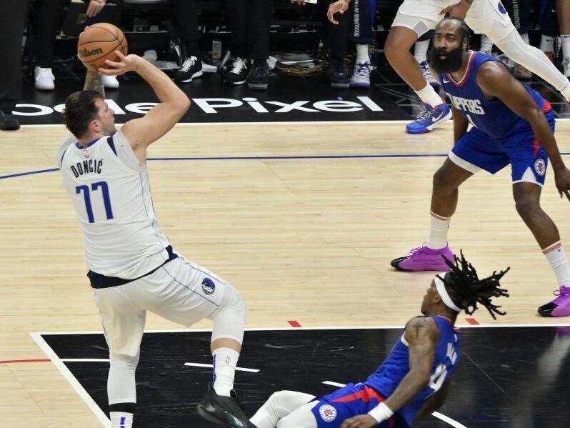 Luka Doncic, Kyrie Irving lead Mavericks past Clippers, tie playoff series
