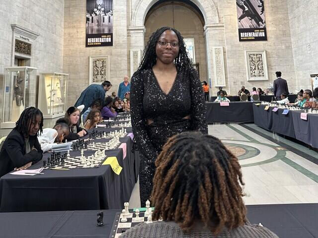 Famous teen chess player visits with students at DIA, gets tour of Detroit
