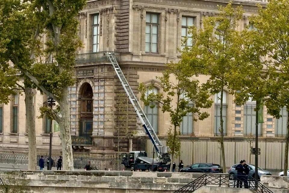 Thieves strike Louvre in daring jewel heist as museum closes for the ...