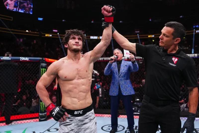 Fans dispute famed UFC coach’s reasoning for top contender being passed ...