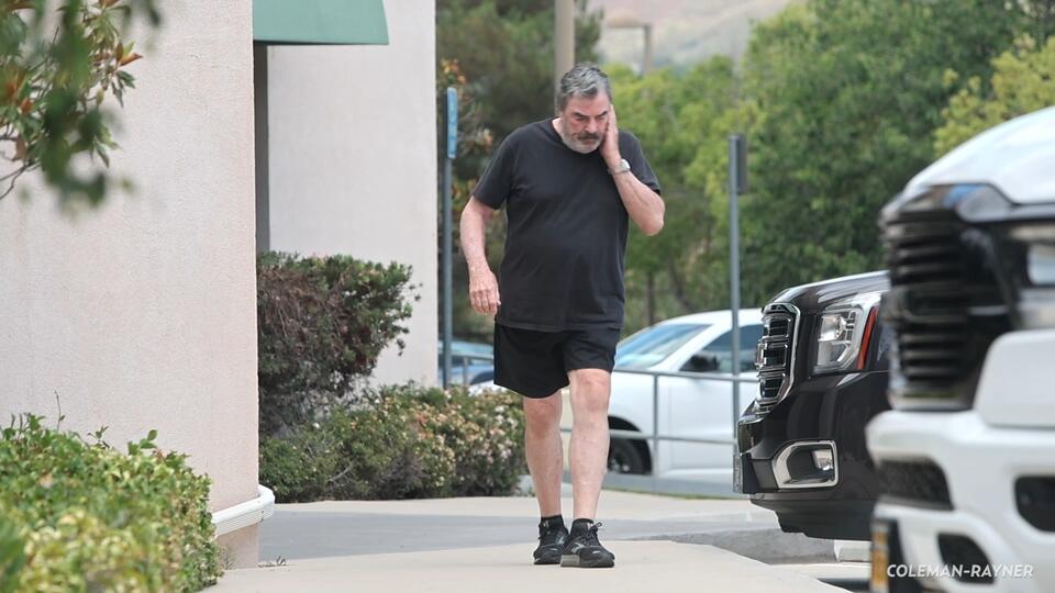 Tom Selleck Spotted With Apparent Knee Surgery Scars in 1st Public ...