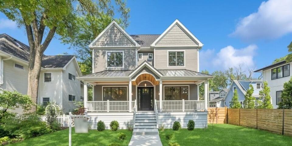 A builder put all his best ideas into this Old Irving Park house ...