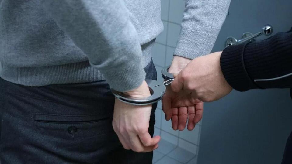 West Fargo man arrested after allegedly jumping on hood and roof of ...