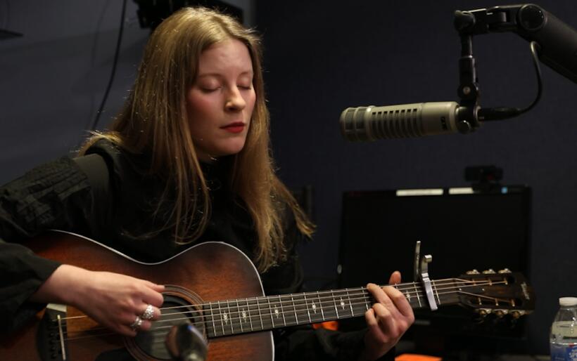 Watch Paris Paloma perform “Labour” on the Midday Show with Mike V ...