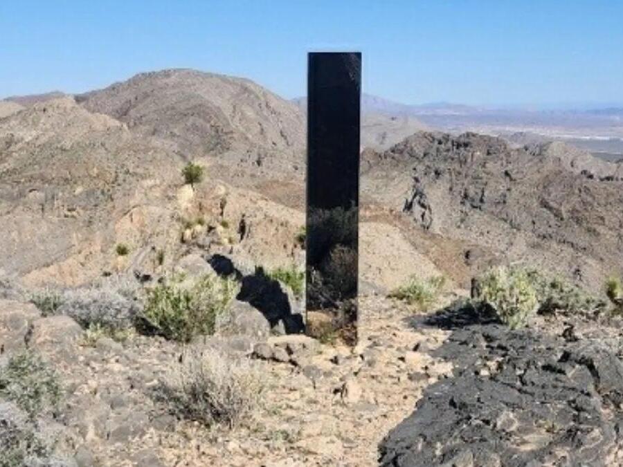 Mirrored Monolith Appears In Nevada Desert & Las Vegas Police Are Stumped