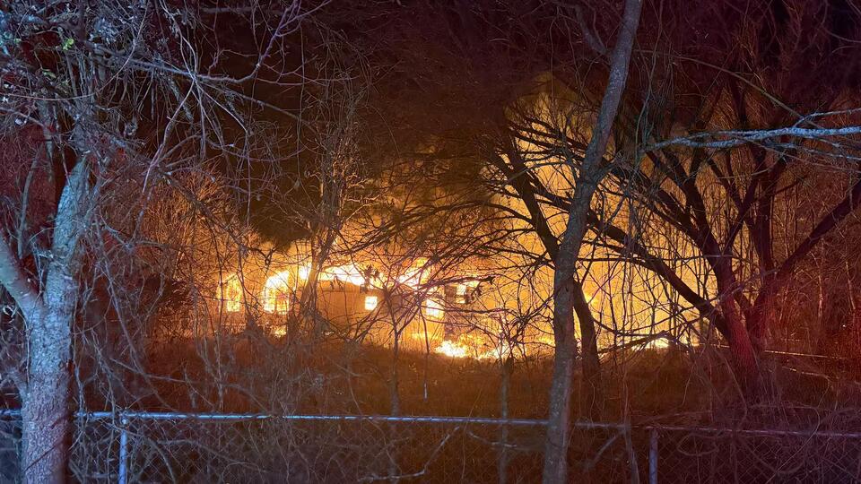 Two displaced after fire destroys mobile home in Elm Mott, Texas ...