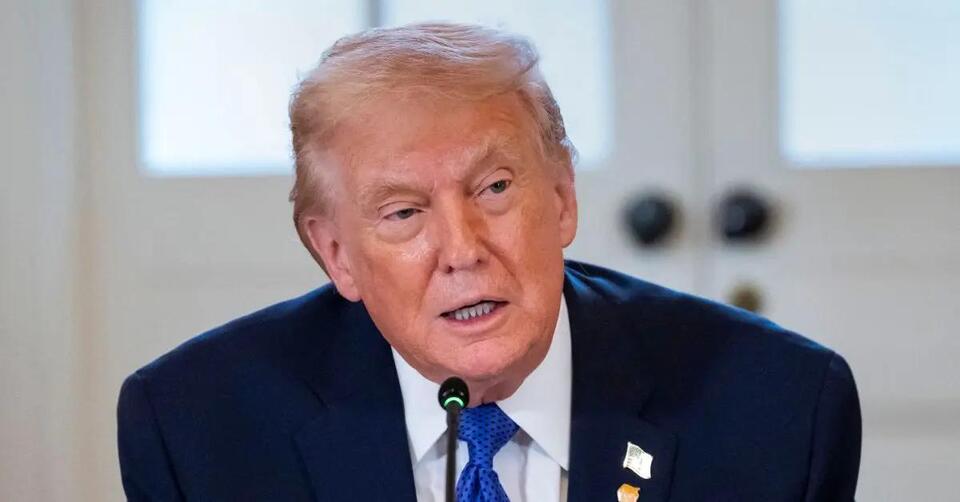 Panicked Donald Trump Makes Odd Joke About 'Grabbing' White House Press ...