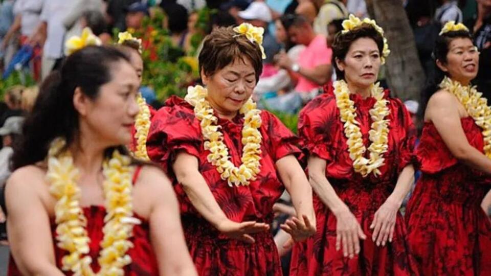 People Getting Off The Plane In Hawaii Get A Lei… But What Would Other ...