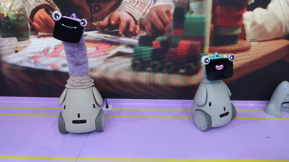 I can't get over this goofy, long-necked 'cyber pet' robot at CES ...