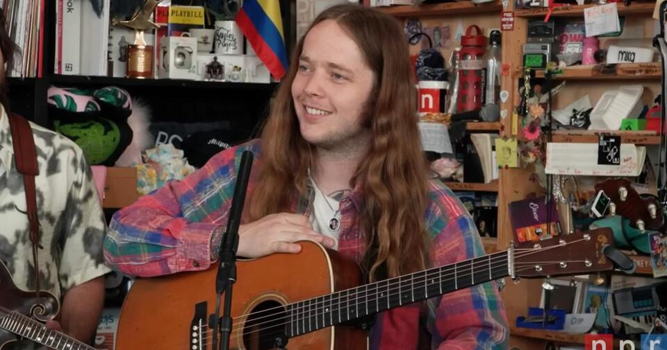 Billy Strings Picks Around A Tiny Desk & A Single Mic For NPR [Full ...