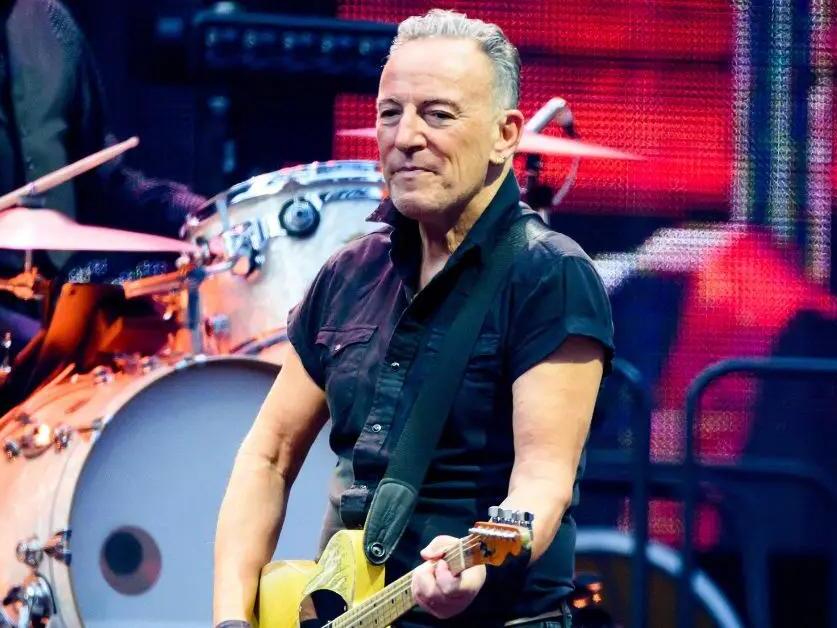 Caught on Camera: 73-year-old Bruce Springsteen Suffers Terrifying Fall ... Caught on Camera: 73-year-old Bruce Springsteen Suffers Terrifying Fall ...
