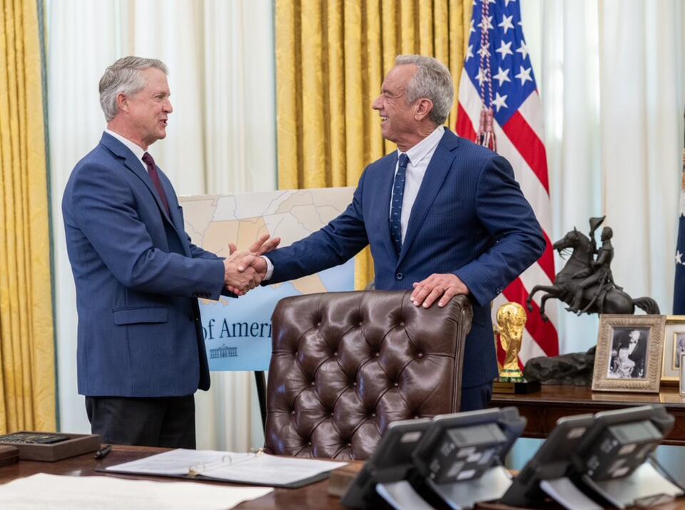 🎥RFK Jr. thanks Kan. U.S. Senator during swearing in ceremony - NewsBreak