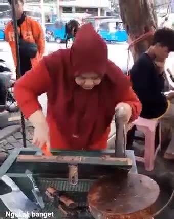 Sate tradisional ular cobra, Ibu nya gak ada tegang tegang nya