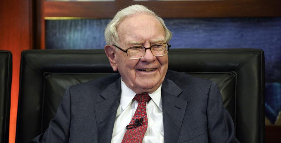 Why Warren Buffett Now Holds More Cash Than the Fed — What That Signals ...