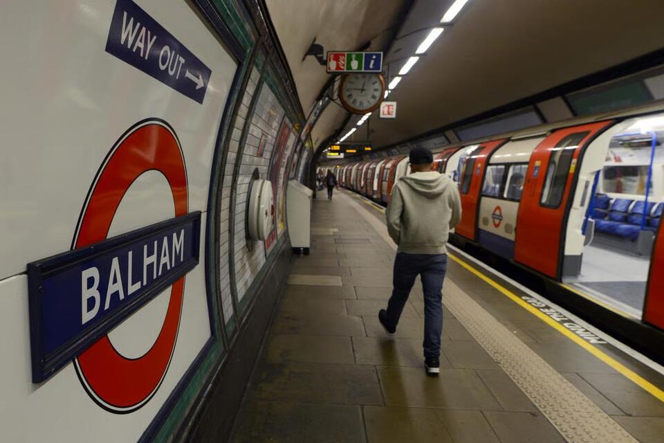 Commuters terrified as 'knifeman with machete' rampages through south ...