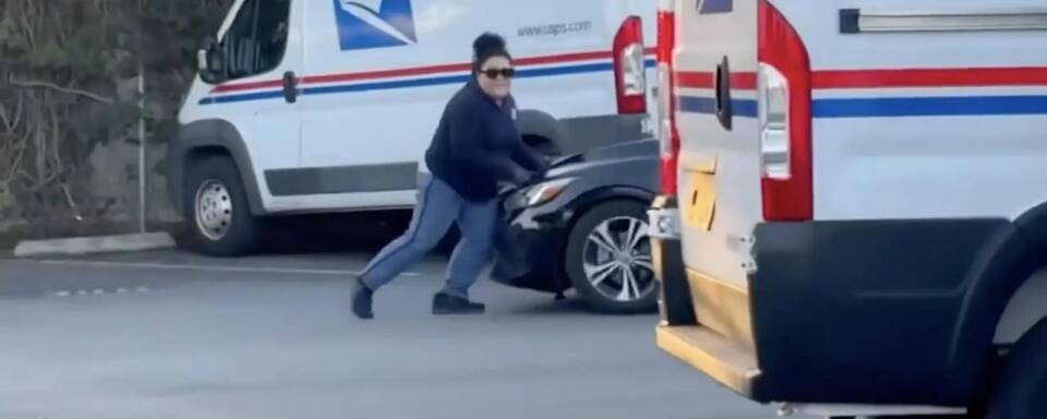 Dramatic moment thieves are caught on video stealing a car full of mail ...