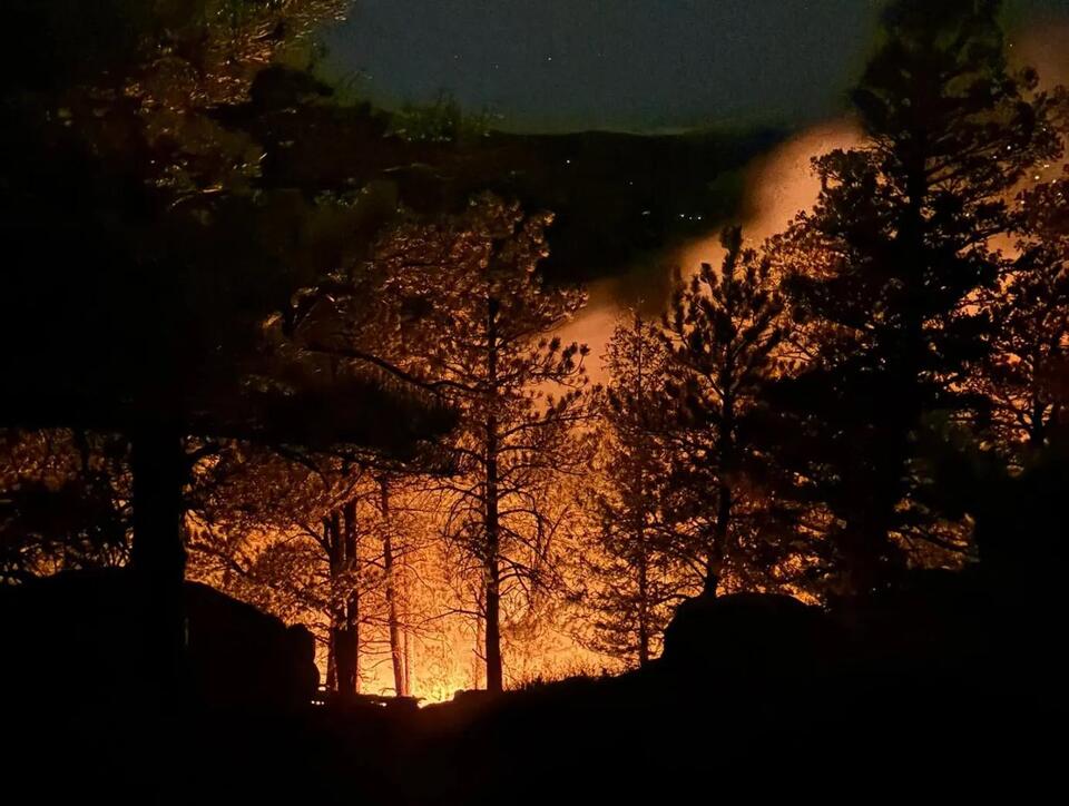 Boulder fire crews extinguish overnight wildfire between Boulder Canyon ...