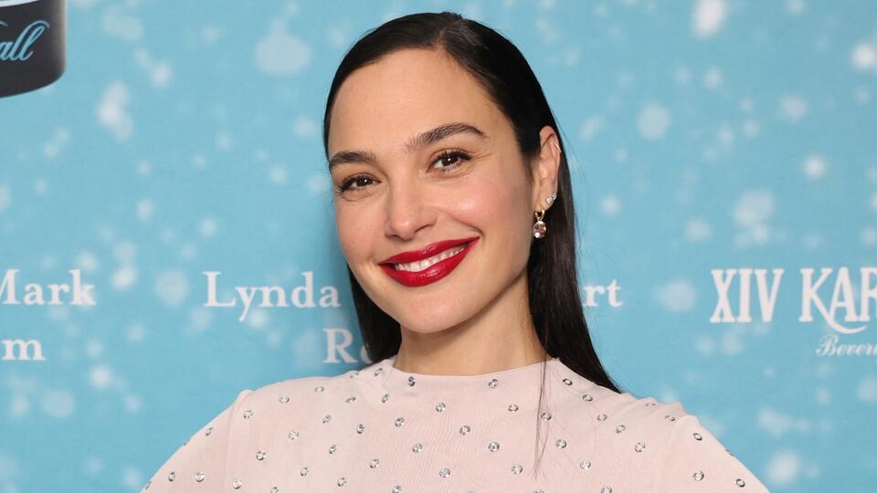 Gal Gadot’s Red Lip and Blush Gown Stuns at the Women’s Guild Cedars ...
