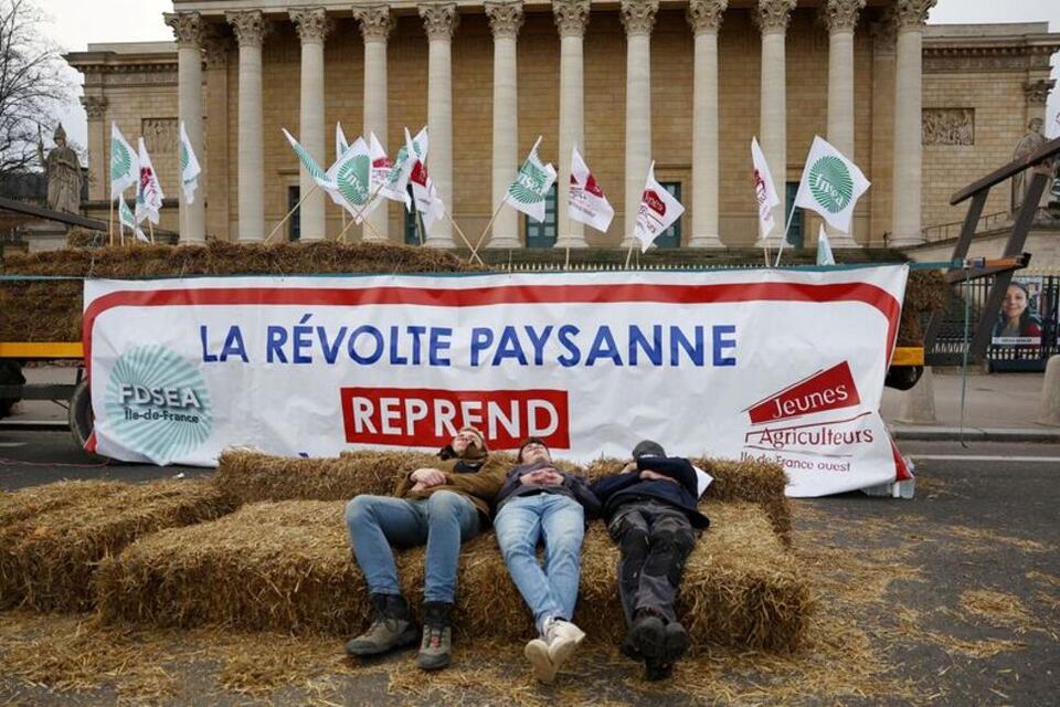 French Farmers Stage New Paris Protest in Effort to Halt Mercosur Deal ...