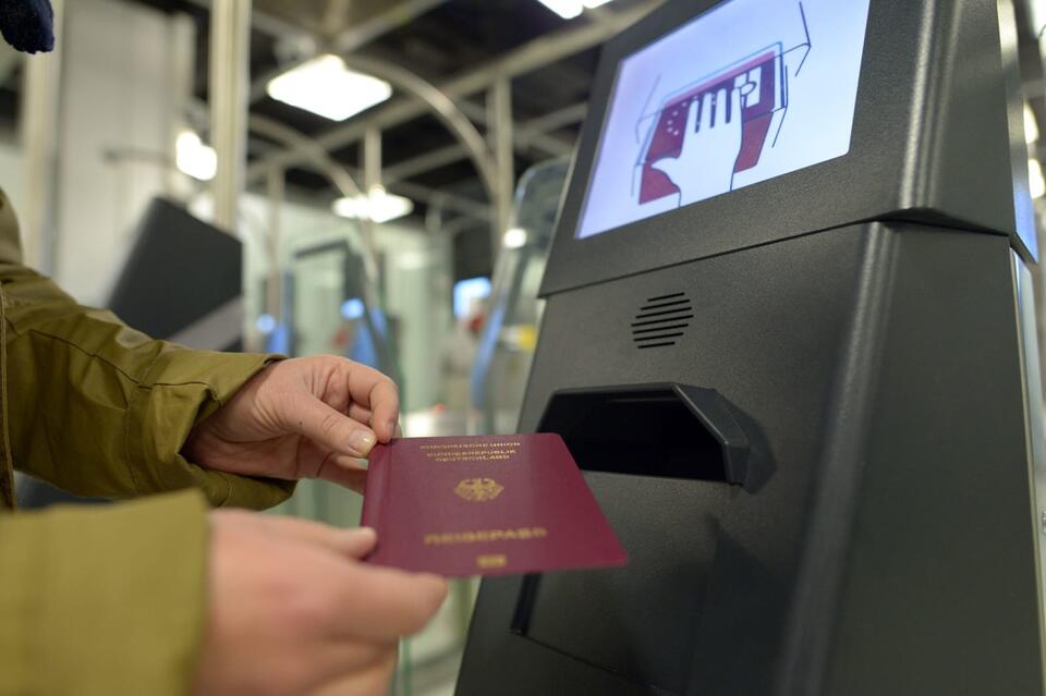What changes on Sunday with the EU's new Entry/Exit border system ...