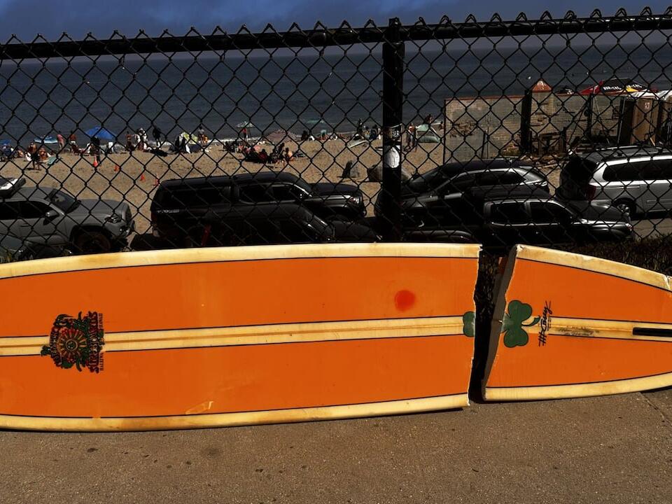 Surfer fights airline for compensation after surfboard snapped on airplane